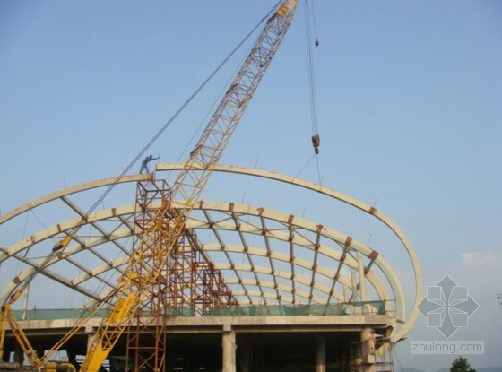 [硕士]位于楼面上的行走式塔吊吊装大跨度钢结构施工及性能分析-建筑硕博论文-筑龙建筑施工论坛